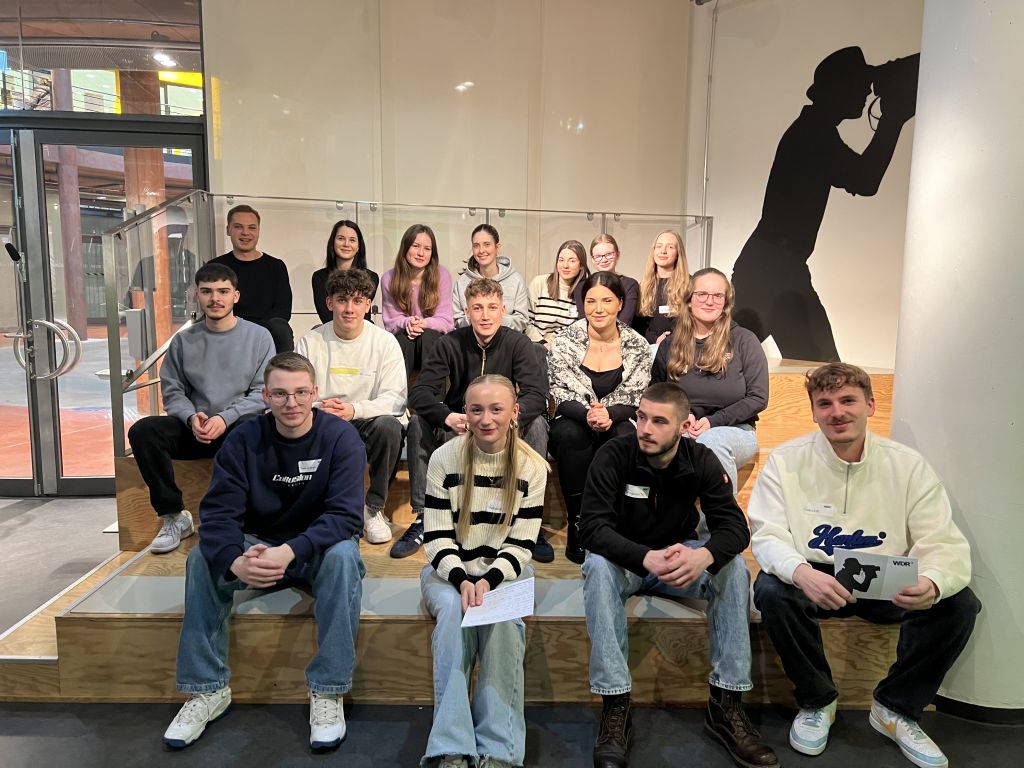 Deutsch-Leistungskurs im WDR-Studio Köln - Berufskolleg Kaufmännische Schulen in Bergisch Gladbach